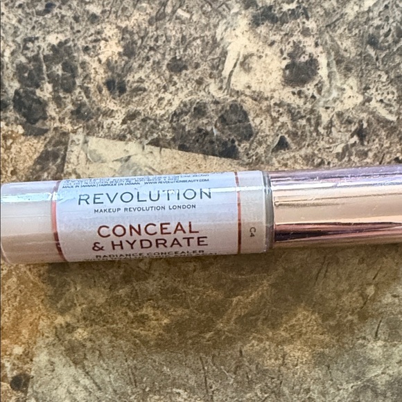 Revolution | Makeup | Revolution Conceal Hydrate Radiance Concealer ...